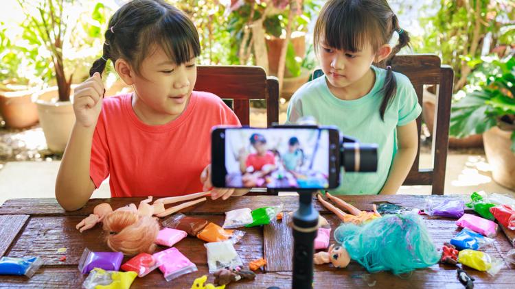Illinois child influencers can sue if earnings aren't set aside ...