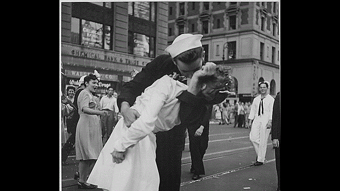 Sailor In Iconic V-J Day Times Square Kiss Photo Dies At 95 ...
