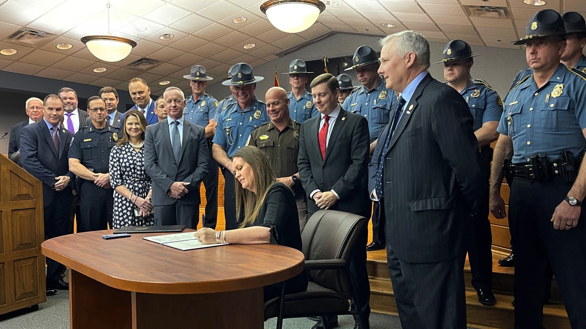 Gov. Sarah Sanders signs 'truth in sentencing' bill into law ...