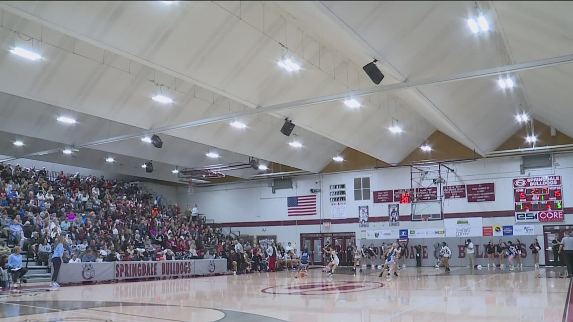 Springdale hosts last basketball game in gym | 5newsonline.com
