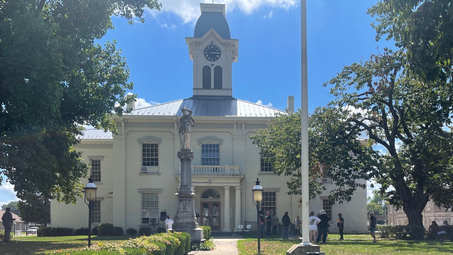Rally outside Crawford Co. Courthouse | 5newsonline.com