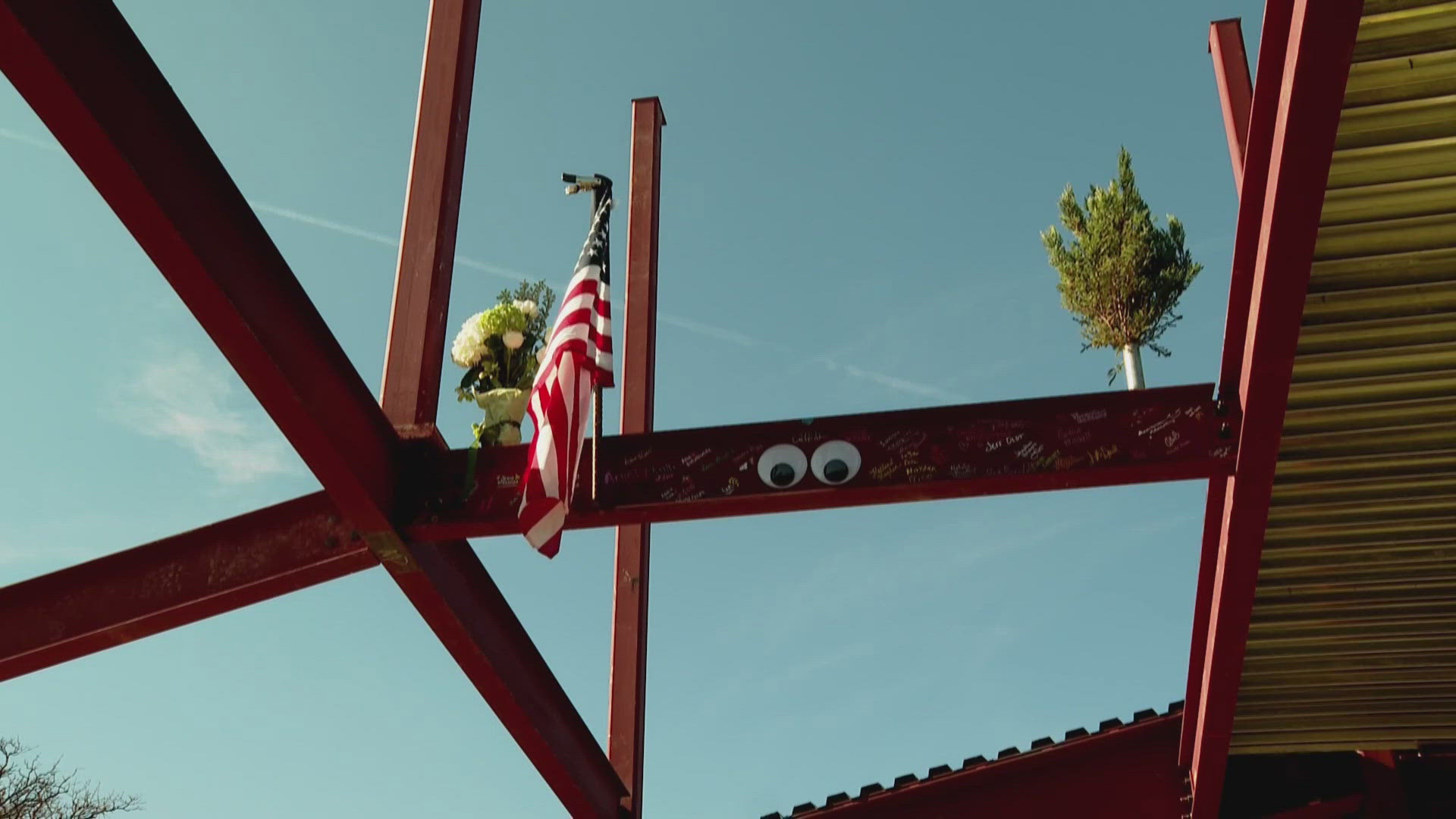 Golden Globes host Nikki Glaser struggles with Julia Roberts and ...