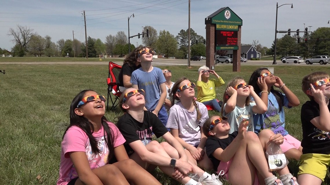 Bellview Elementary comes together to watch eclipse | 5newsonline.com