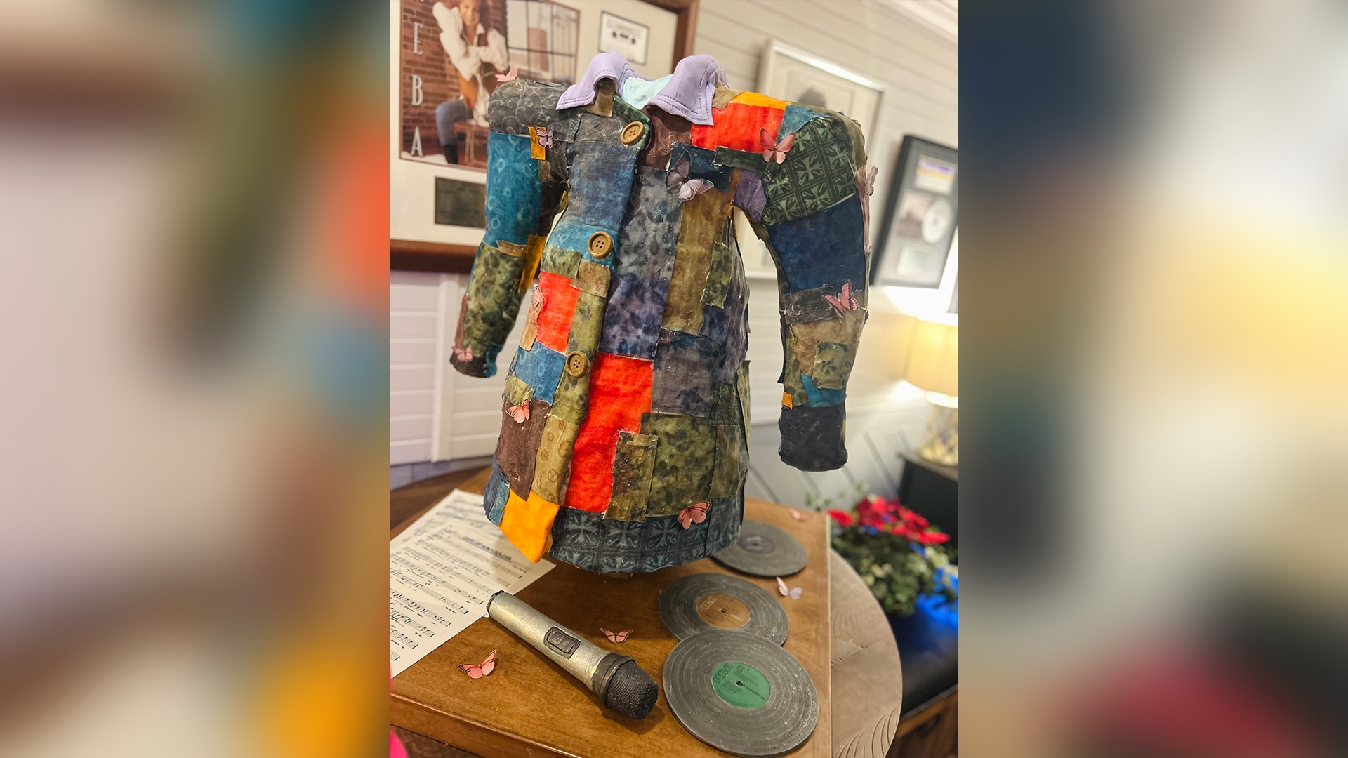 Arkansas baker delivers 'Coat of Many Colors' cake to Dolly Parton for ...
