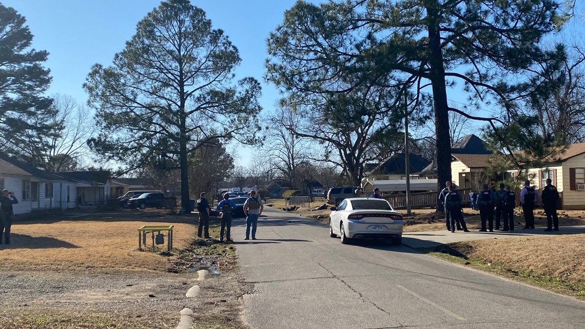 SWAT responding to standoff on Armour Avenue in Fort Smith ...