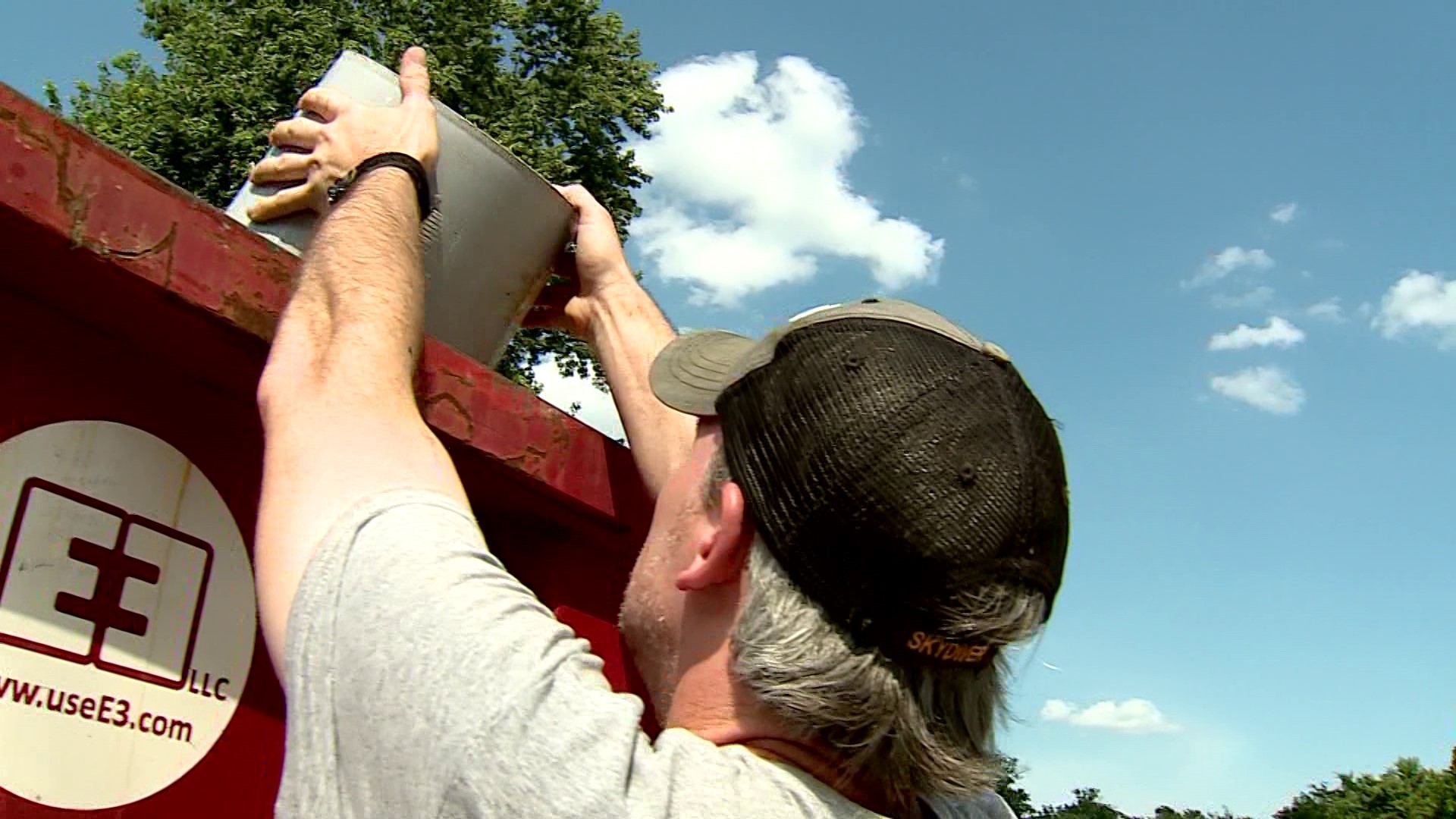Volunteers Work On Labor Day To Keep The Illinois River Clean