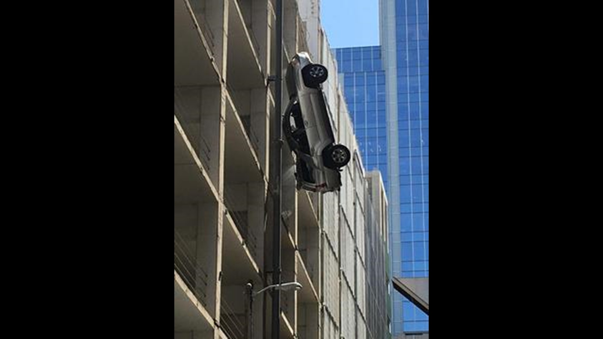 Car Dangles Off Parking Garage In Downtown Austin | 5newsonline.com