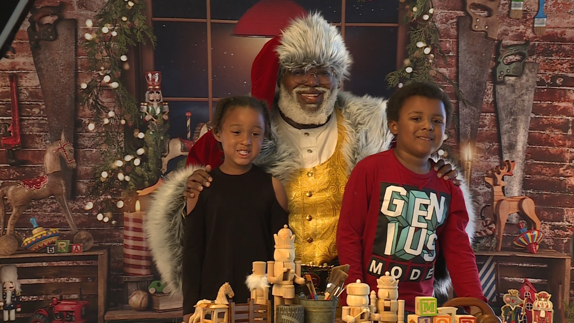 Santa Chris visits kids Crystal Bridges | 5newsonline.com