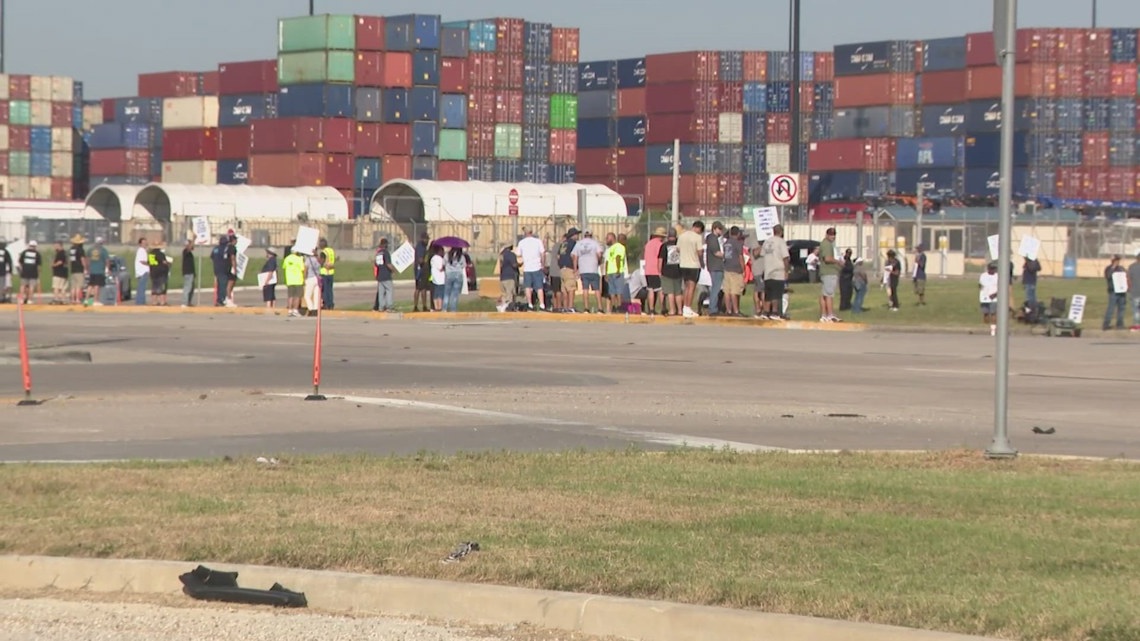 US dockworkers strike suspended until Jan. 15 | wqad.com