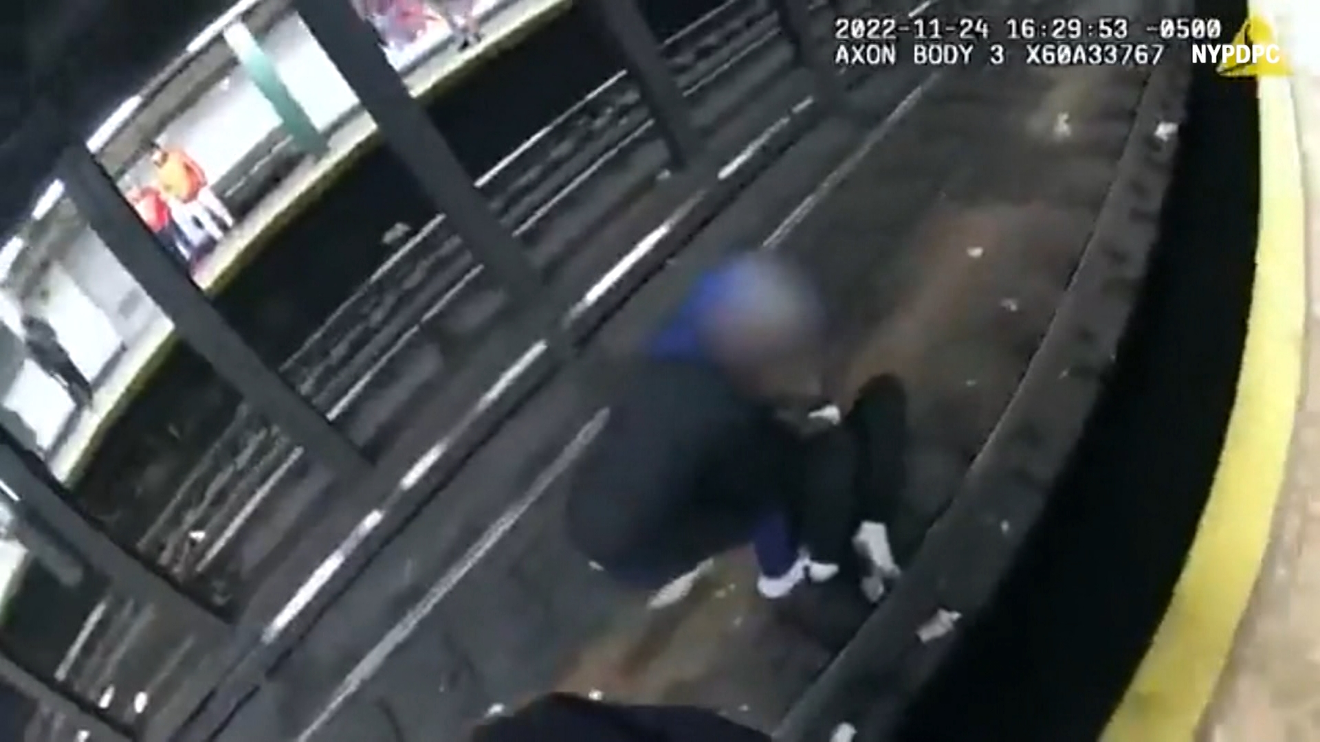NYPD officers, bystander save man who fell on the subway tracks | khou.com