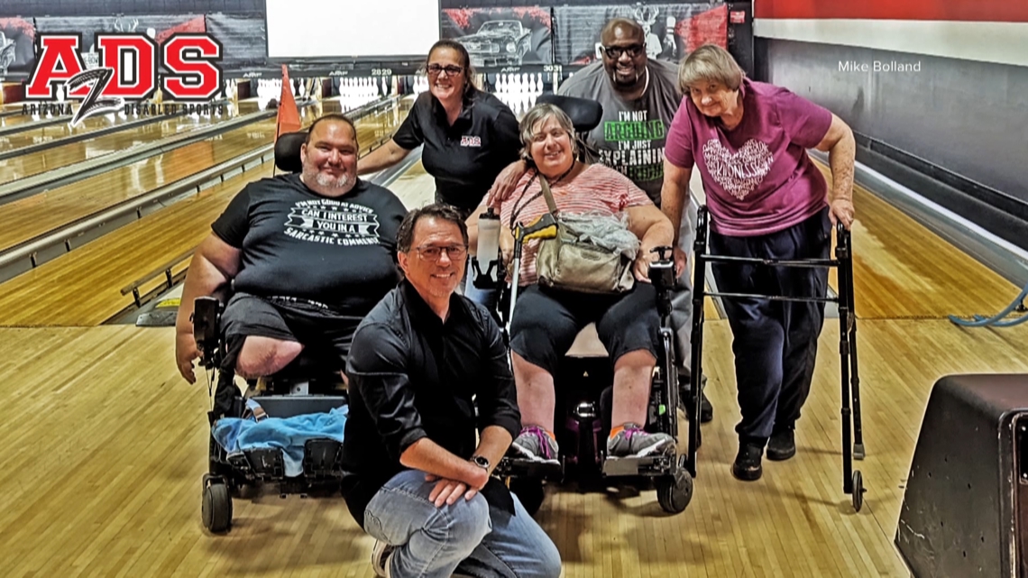 Man with just 1 hand inspiring others with bowling, comedy | wnep.com