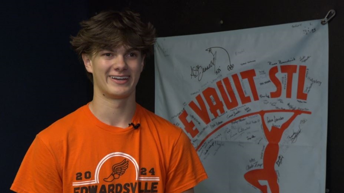 Missouri teenager sets pole vaulting world record | wqad.com