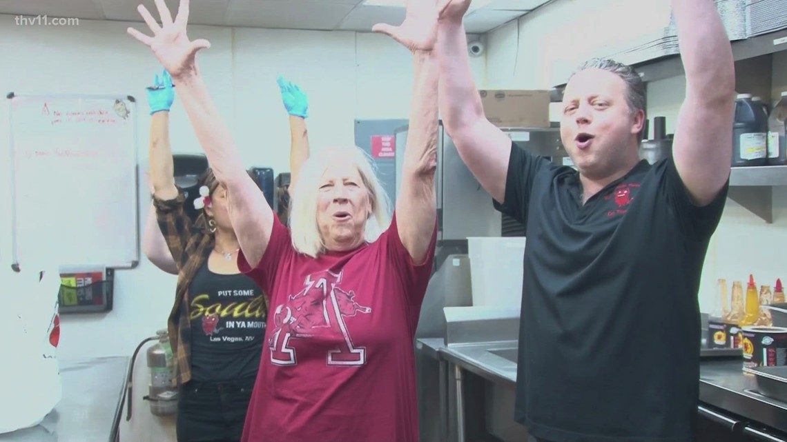 Hog fans serve up Arkansas-style barbecue in Las Vegas | 5newsonline.com