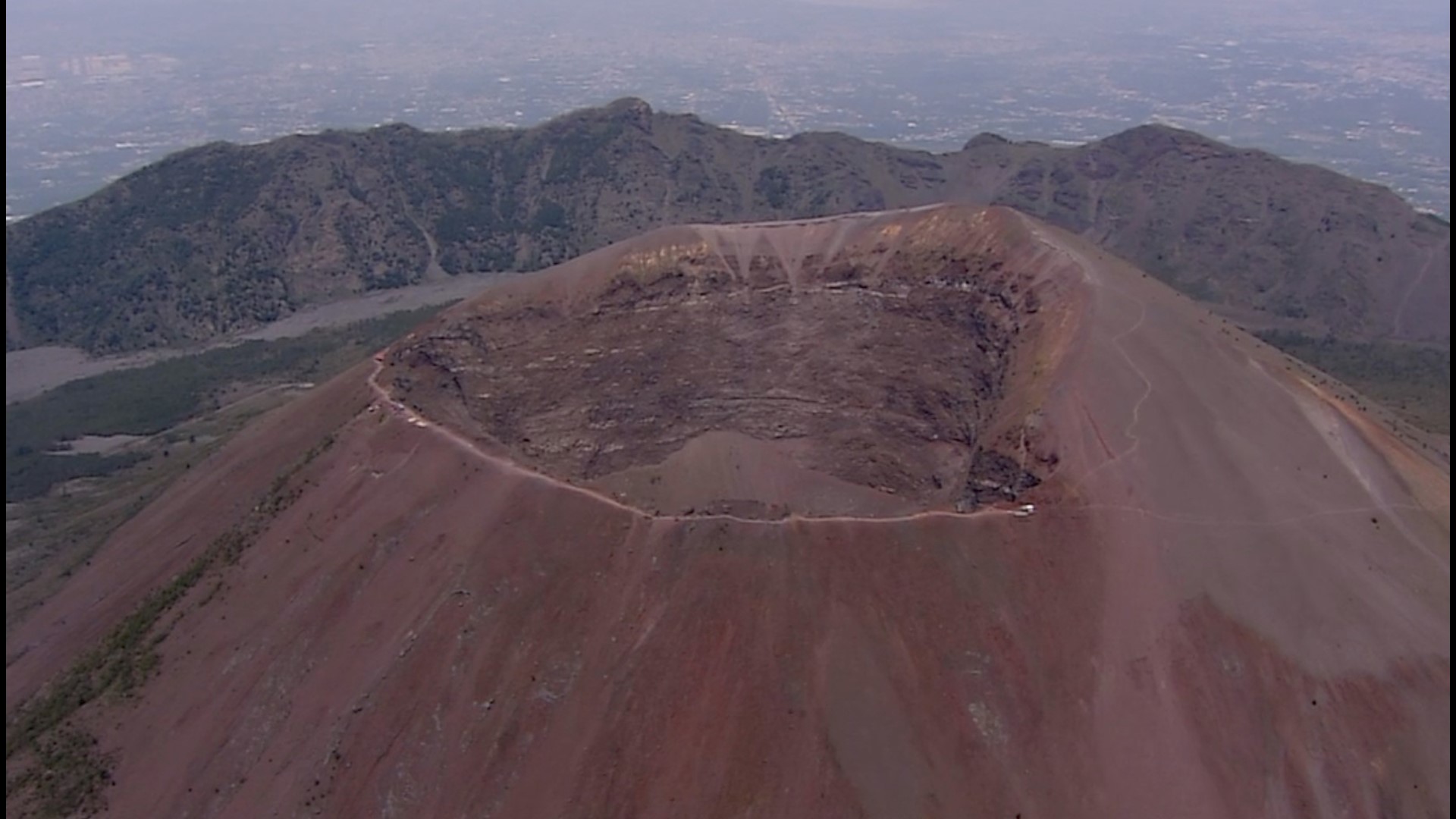 Tourist falls into Mount Vesuvius after trying to take a selfie | wqad.com