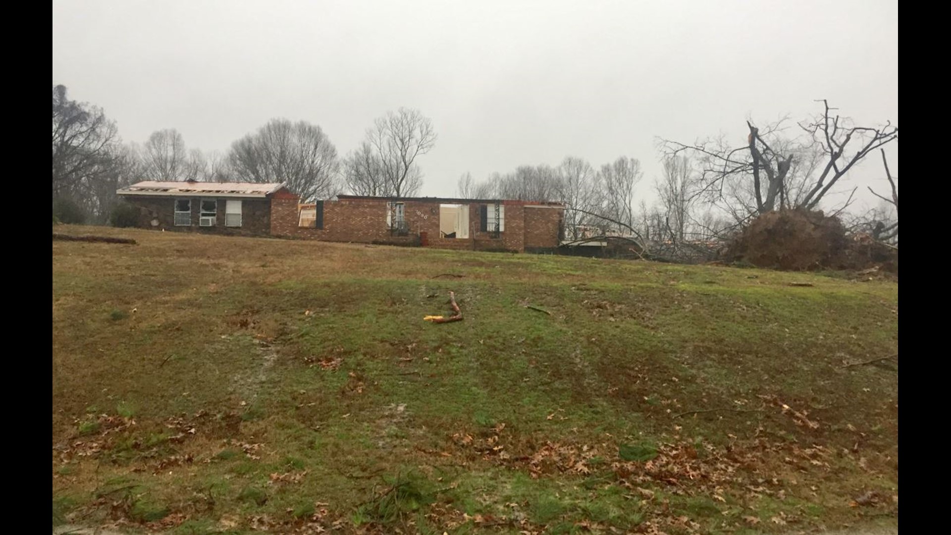 Desoto County first responders cleaning up after possible tornado rolls ...