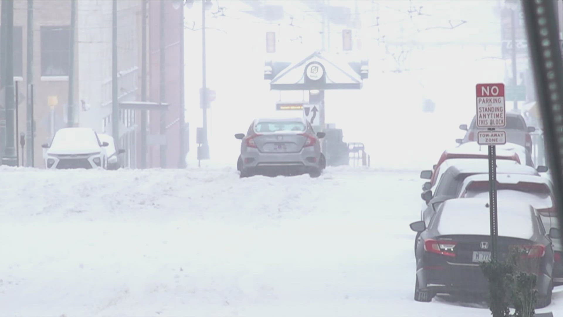Car gets stuck in snow during winter storm in Downtown Memphis ...