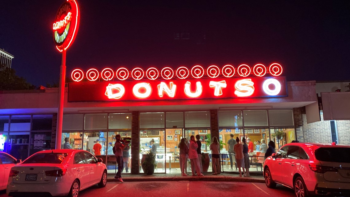 Gibson's Donuts reopens to long line of excited people | localmemphis.com