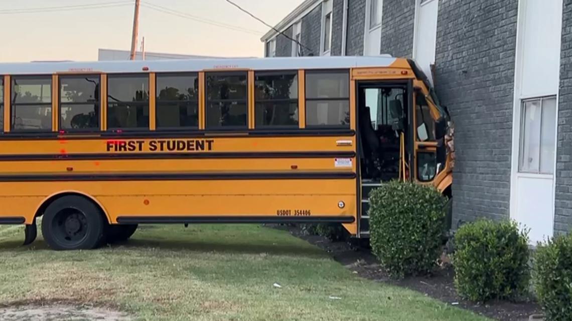 School bus crashes into apartment on Macon Road | localmemphis.com