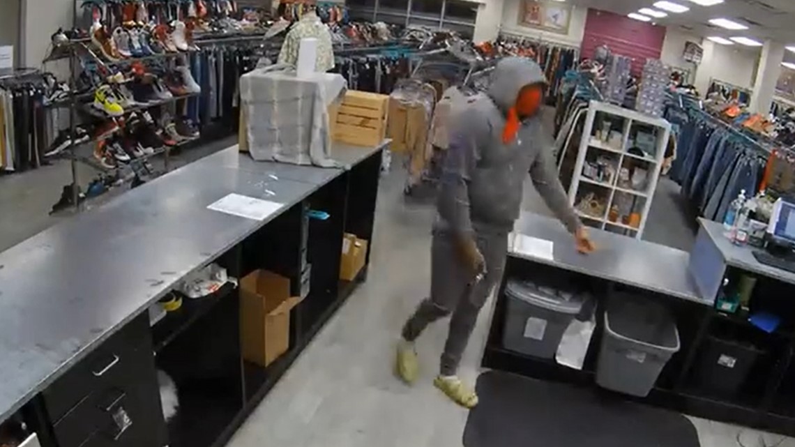MPD releases armed robbery video at local Plato’s Closet | localmemphis.com