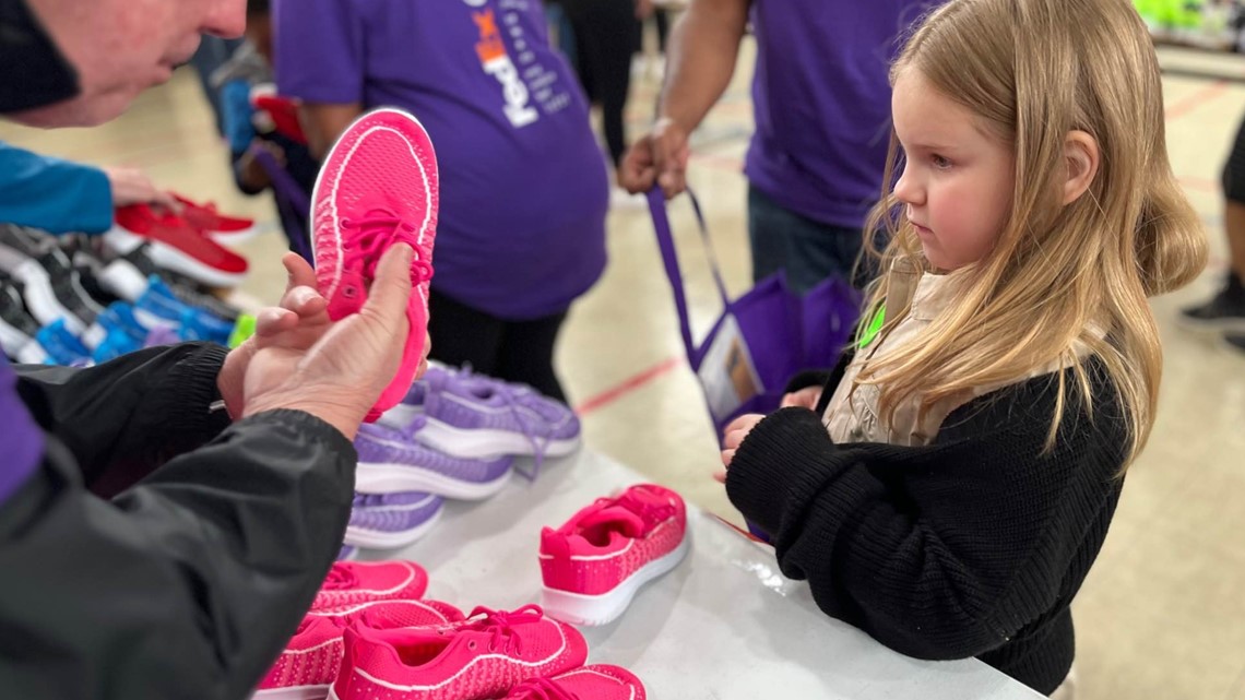 FedEx Cares/Operation Warm give new shoes to students | localmemphis.com