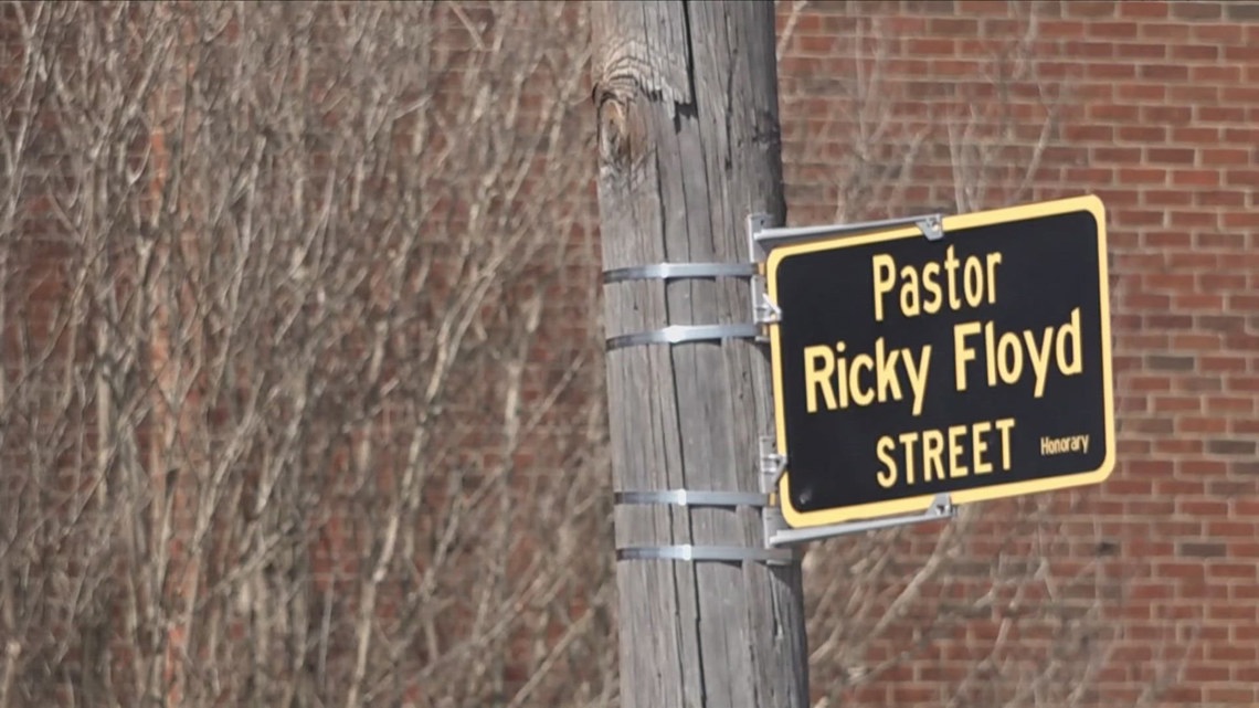 Supporters and community members mourn the loss of Pastor Ricky Floyd | localmemphis.com