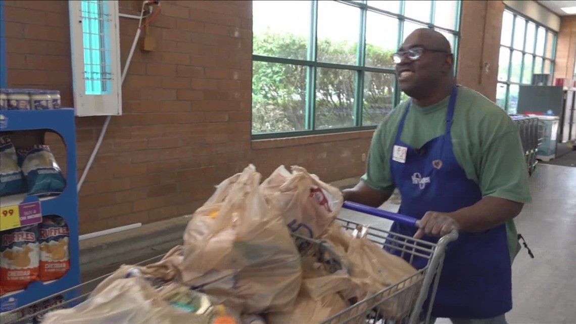 Blind Kroger bagger inspires customers, co-workers | localmemphis.com