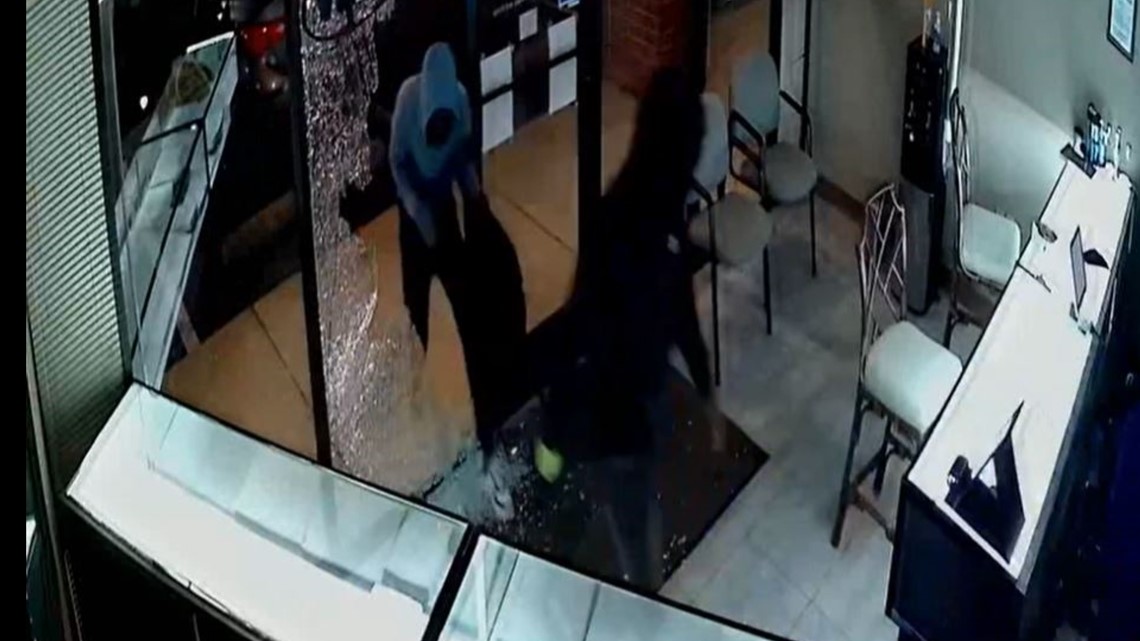 MPD: Suspects caught on camera breaking into jewelry store ...