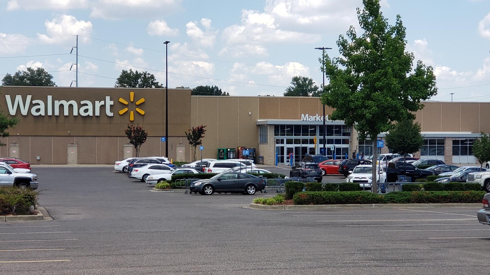 Walmart employee injured trying to stop robbery | localmemphis.com