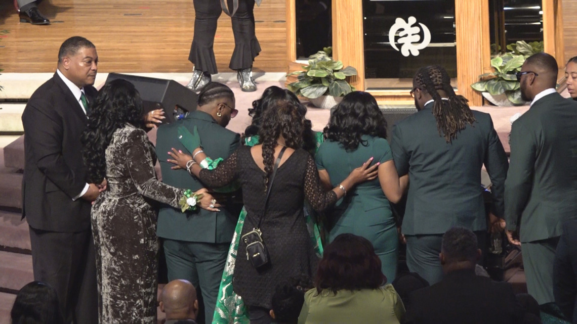 Hundreds gather to honor Pastor Ricky Floyd at funeral service ...