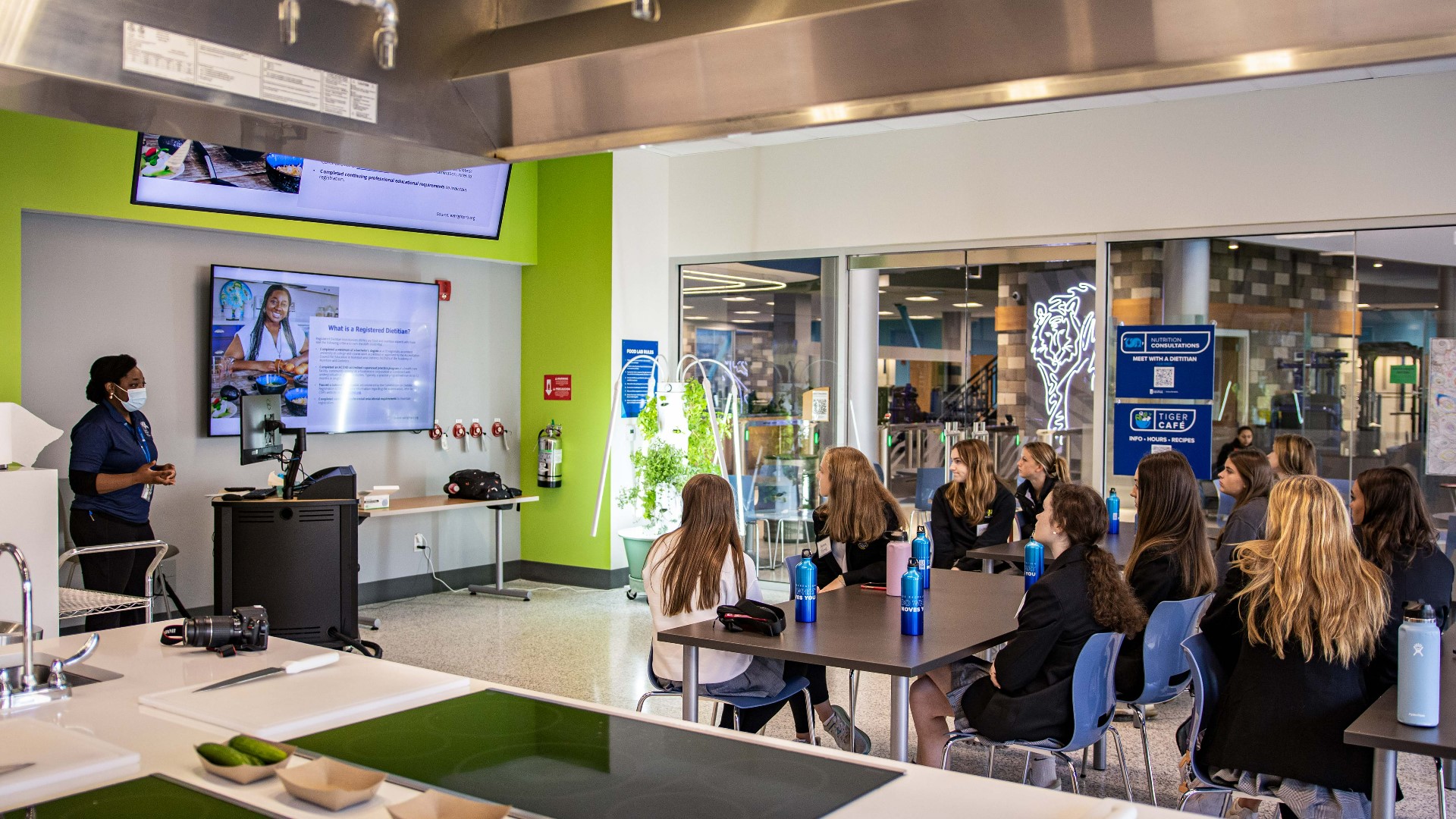 High school students take nutrition class at Memphis college ...