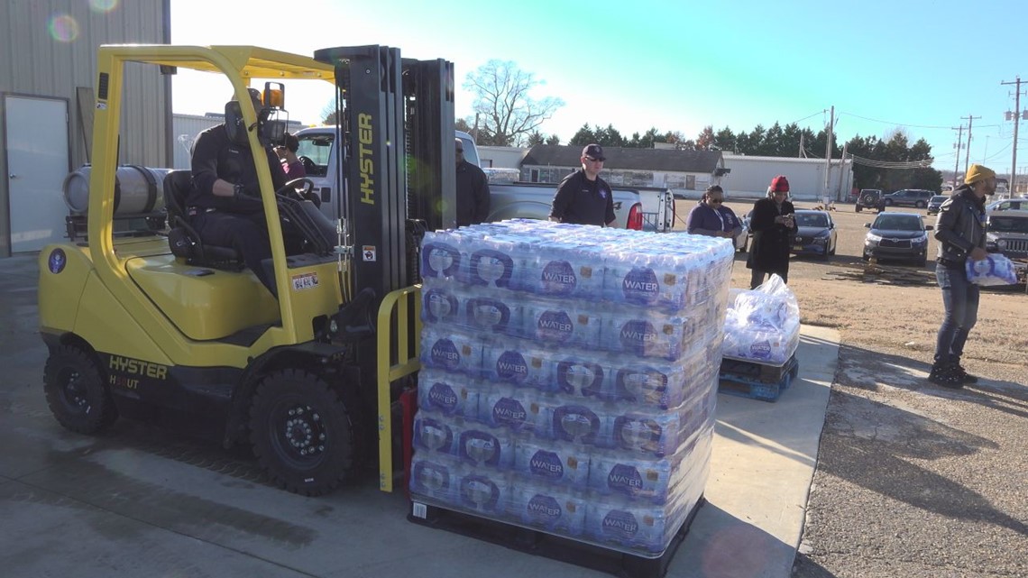 Kroger donates 40,000 bottles of water to Memphis | localmemphis.com