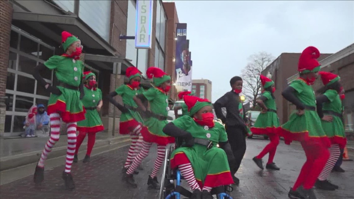 'Memphis Holiday Parade' pushed through the rain performing on Beale ...