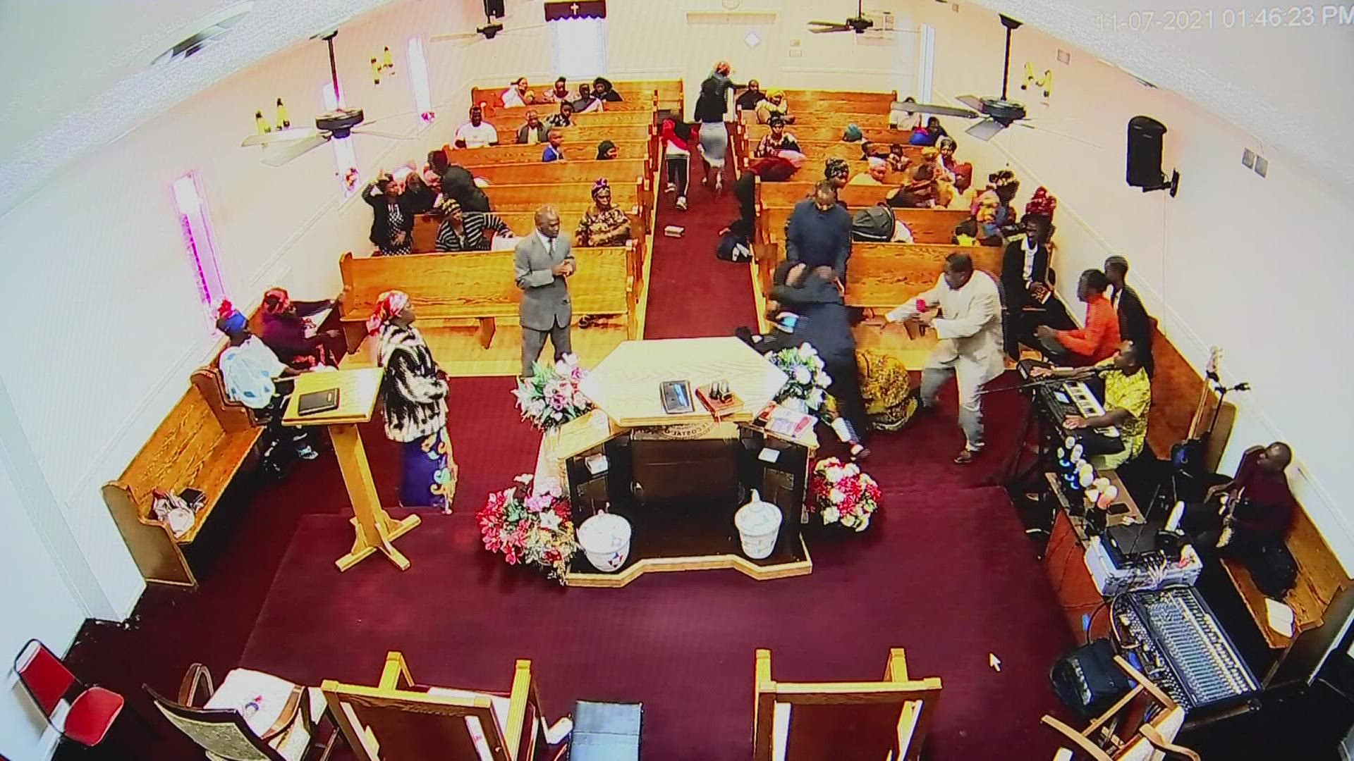 Moment Tennessee pastor tackled gunman during church service | 10tv.com