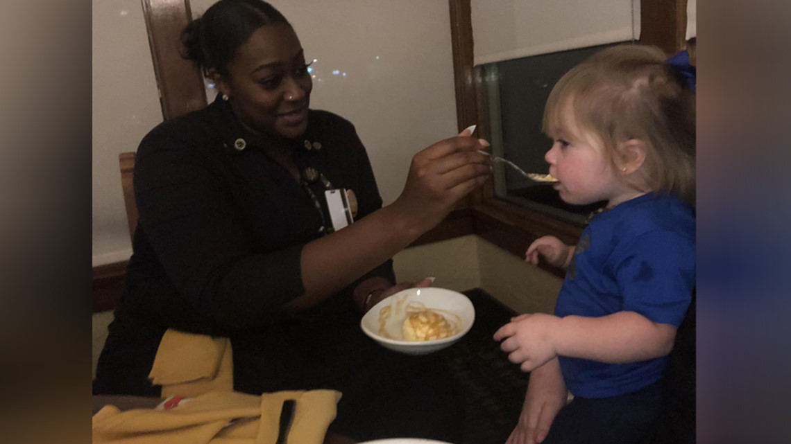 Waitress pitches in to help with fussy toddler so mom can eat in peace ...