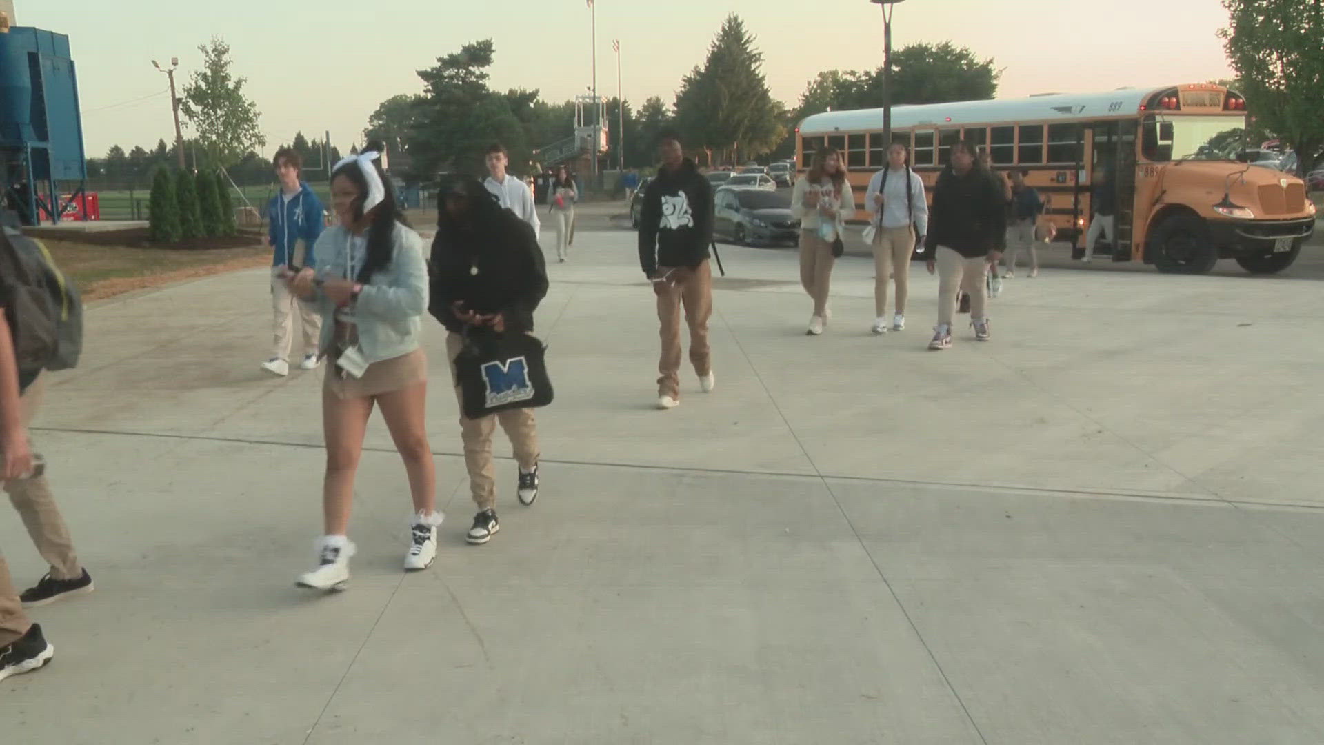 Columbus City Schools welcomes students back to class | 10tv.com