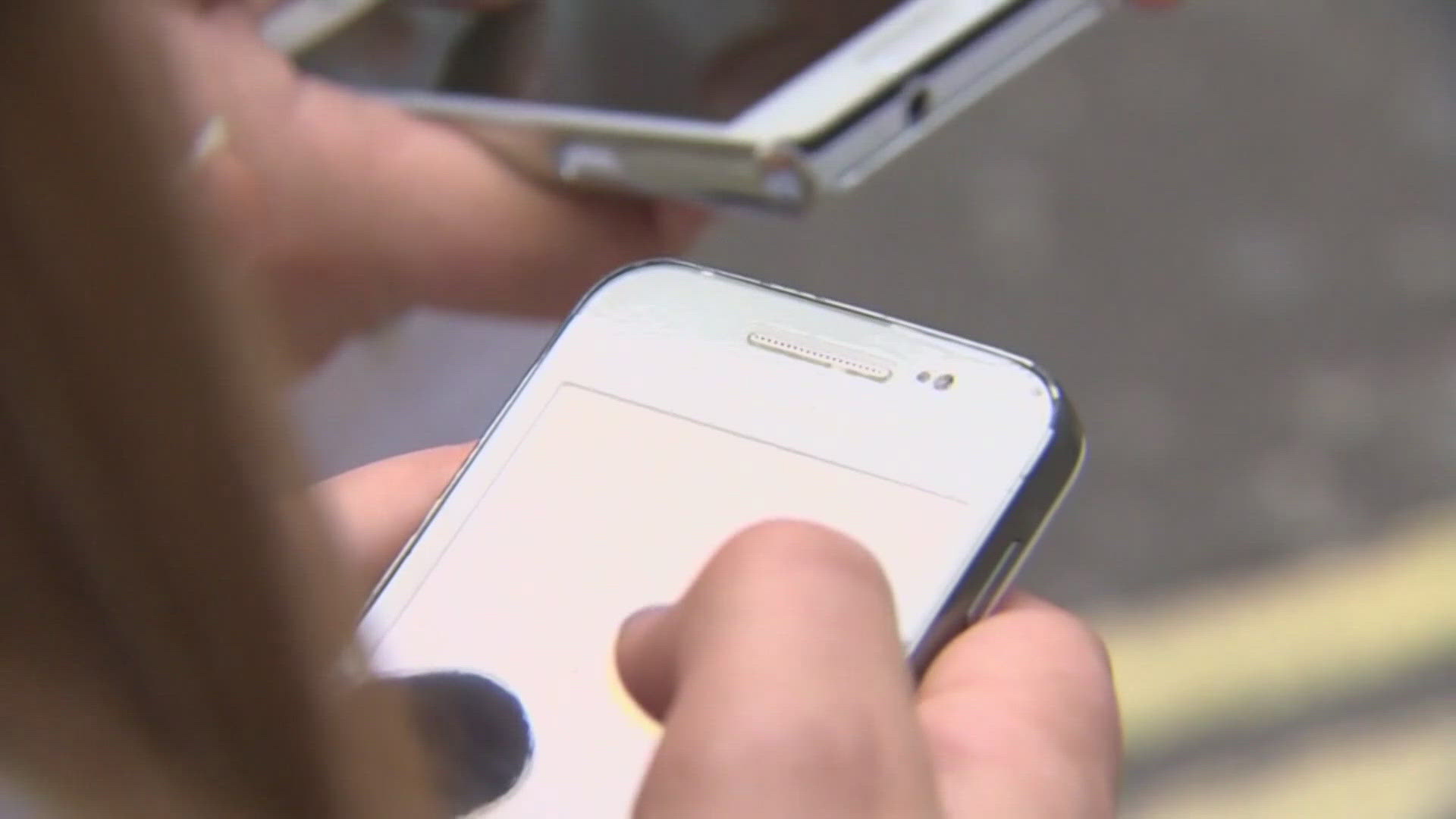 DeWine calls for cellphone ban in all Ohio public schools | 10tv.com
