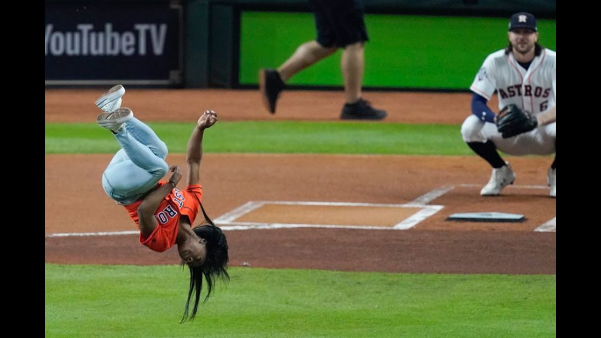 Video: Simone Biles opens Game 2 of the World Series with a flipping ...