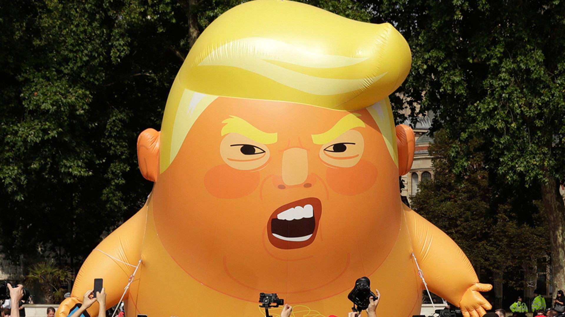 'Baby Trump' balloon slashed at Alabama appearance | 10tv.com