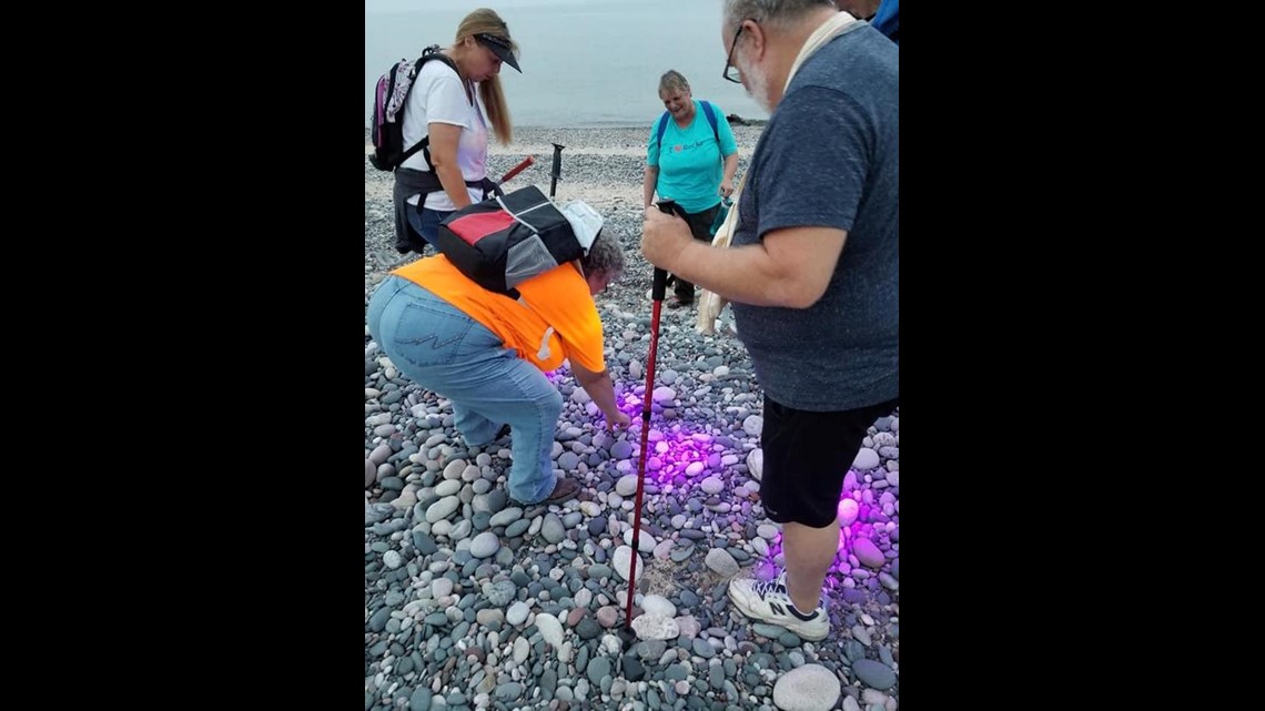 Michigan man discovers glowing, florescent rocks called "Yooperlites ...