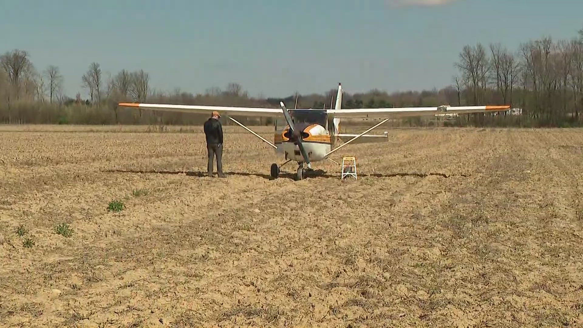 Plane runs out of fuel, lands near Reynoldsburg cornfield | 10tv.com