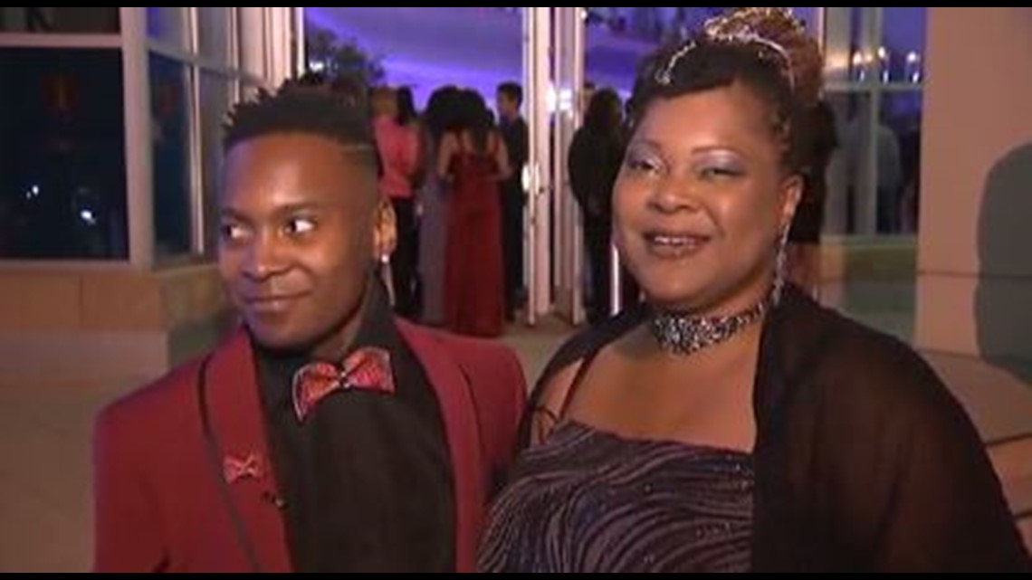 Teen takes mom to high school prom after she missed her own | 10tv.com