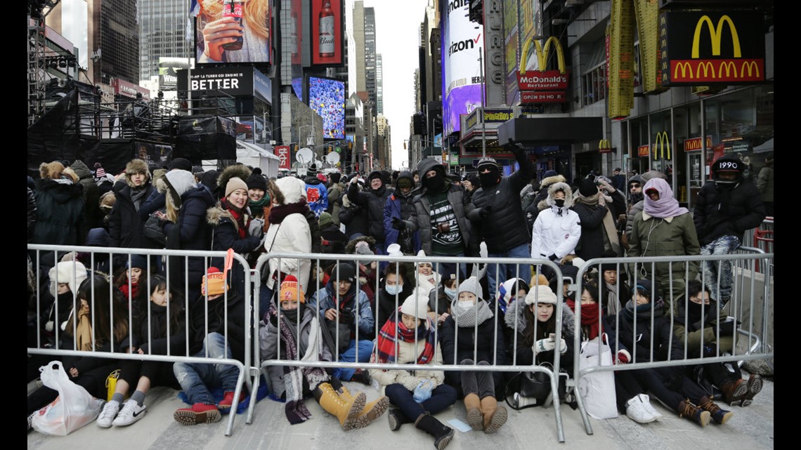 Crowds pack into a frigid Times Square for 2018 celebration | 10tv.com