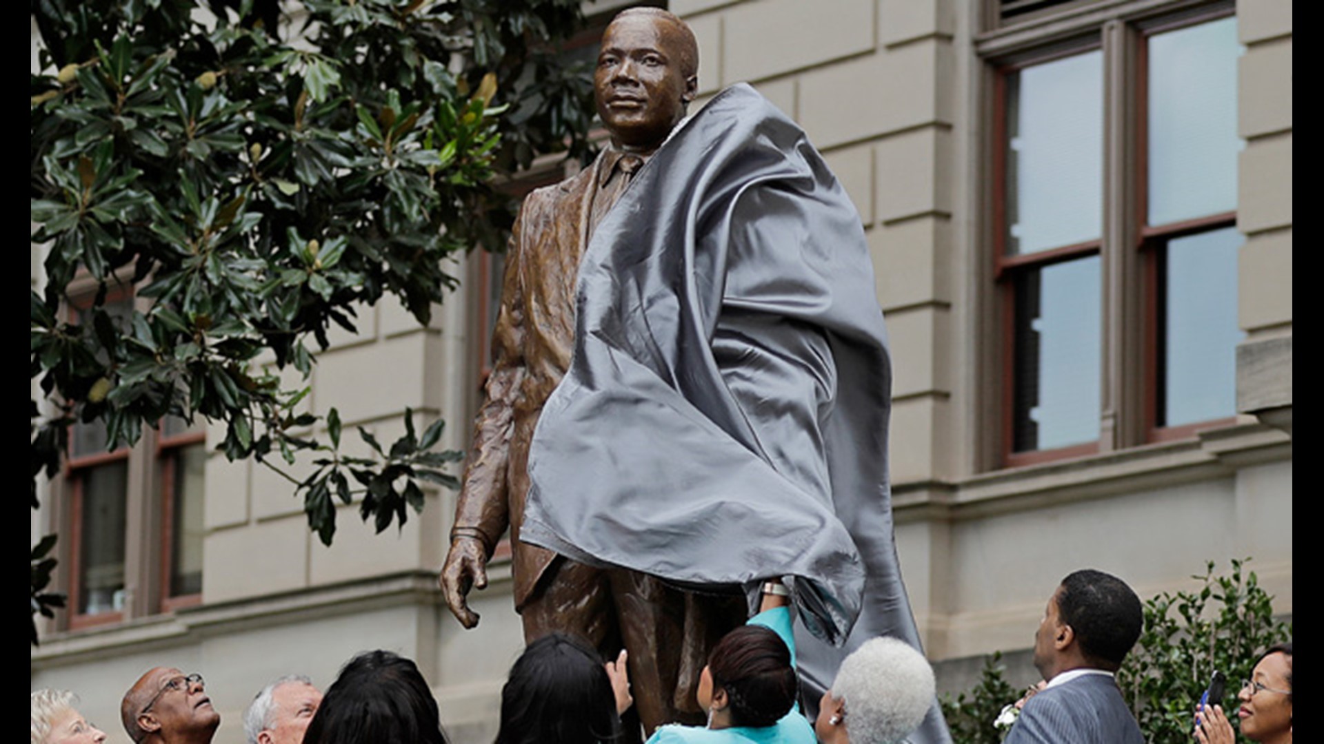 Statue of Martin Luther King Jr. unveiled in his hometown | 10tv.com