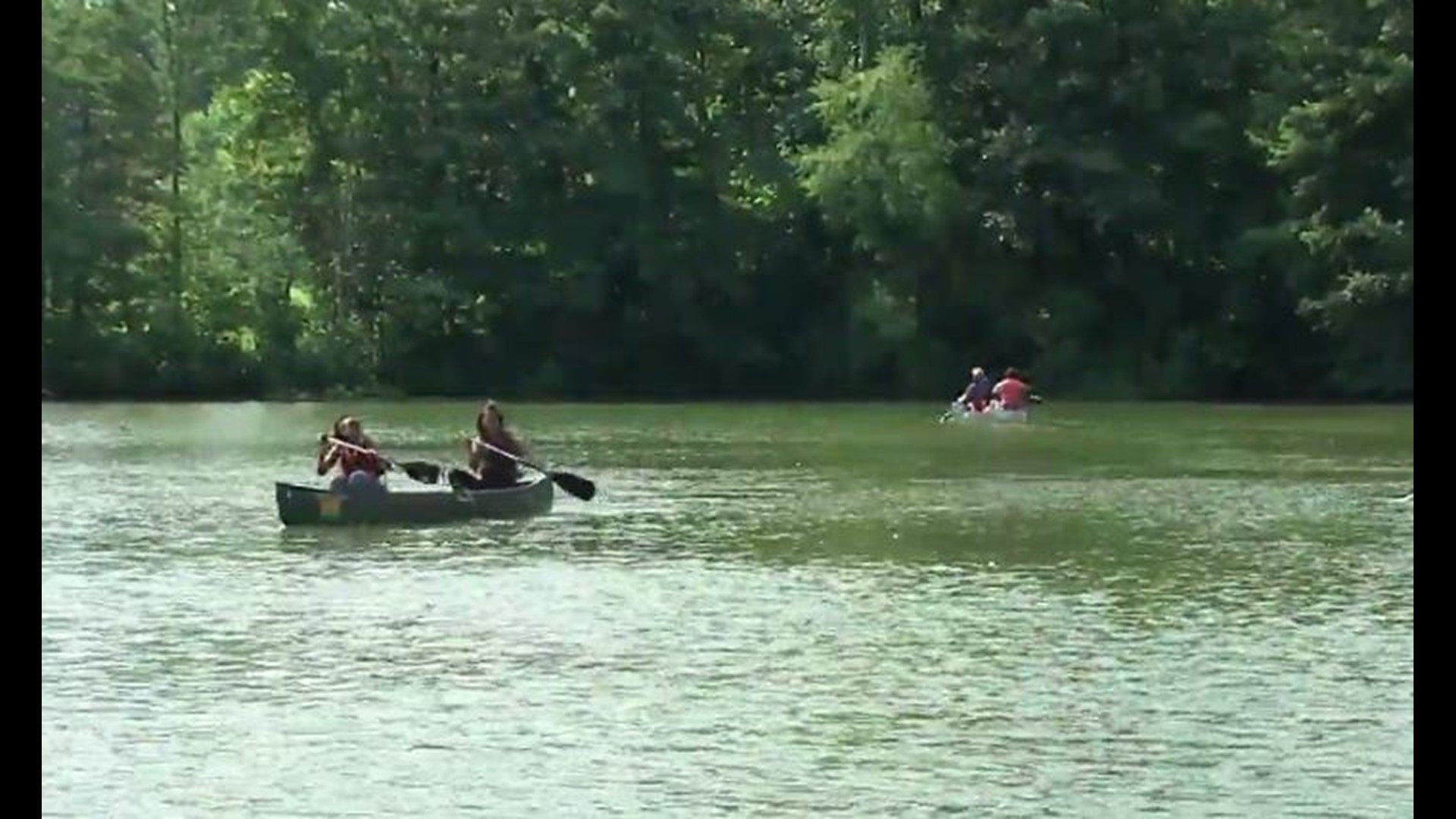 Visitors enjoy canoe ride at Sharon Woods Metro Park | 10tv.com
