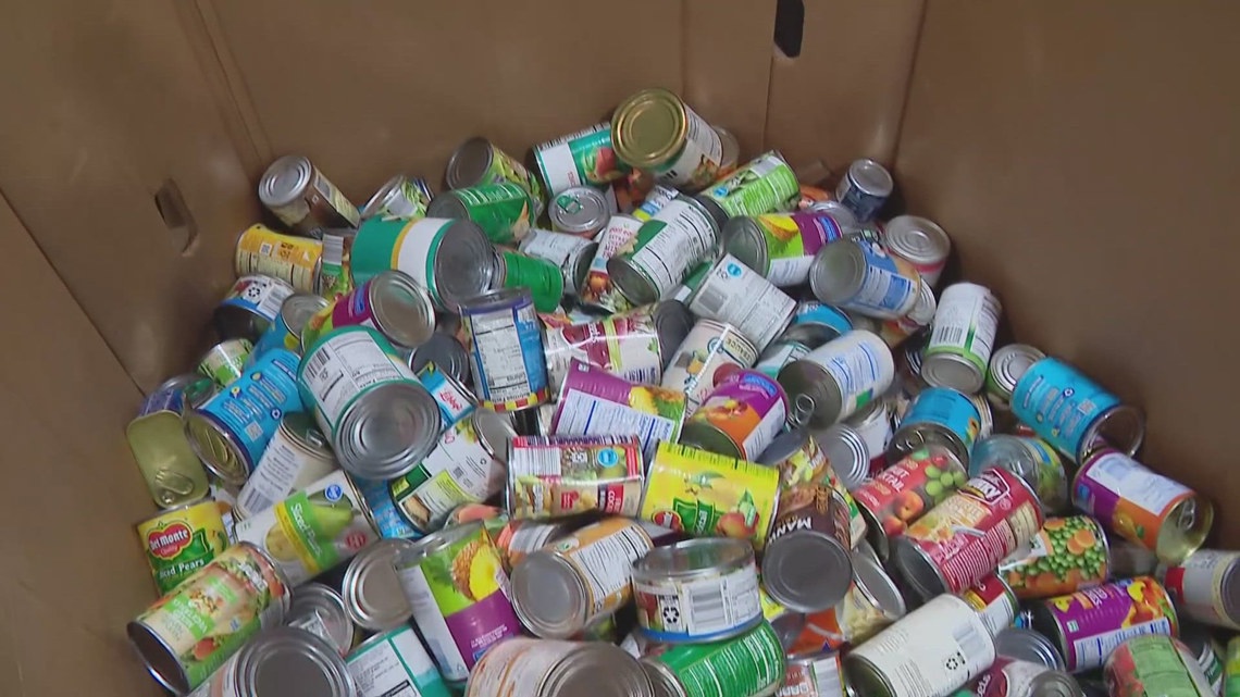 Volunteers pack food for 3,500 families for the holidays | 10tv.com
