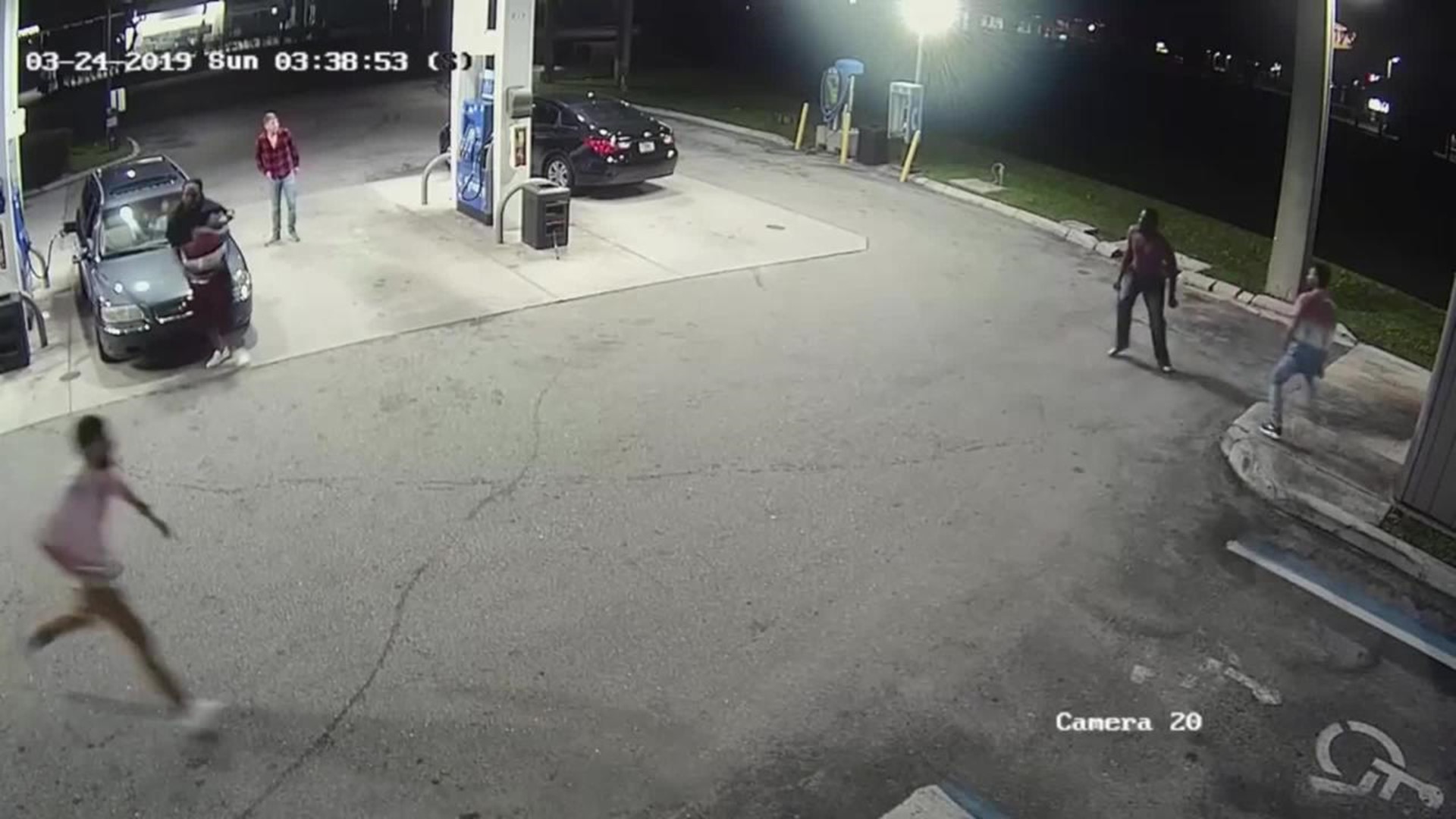 Spring breakers turn tables on armed robber at Florida gas station ...