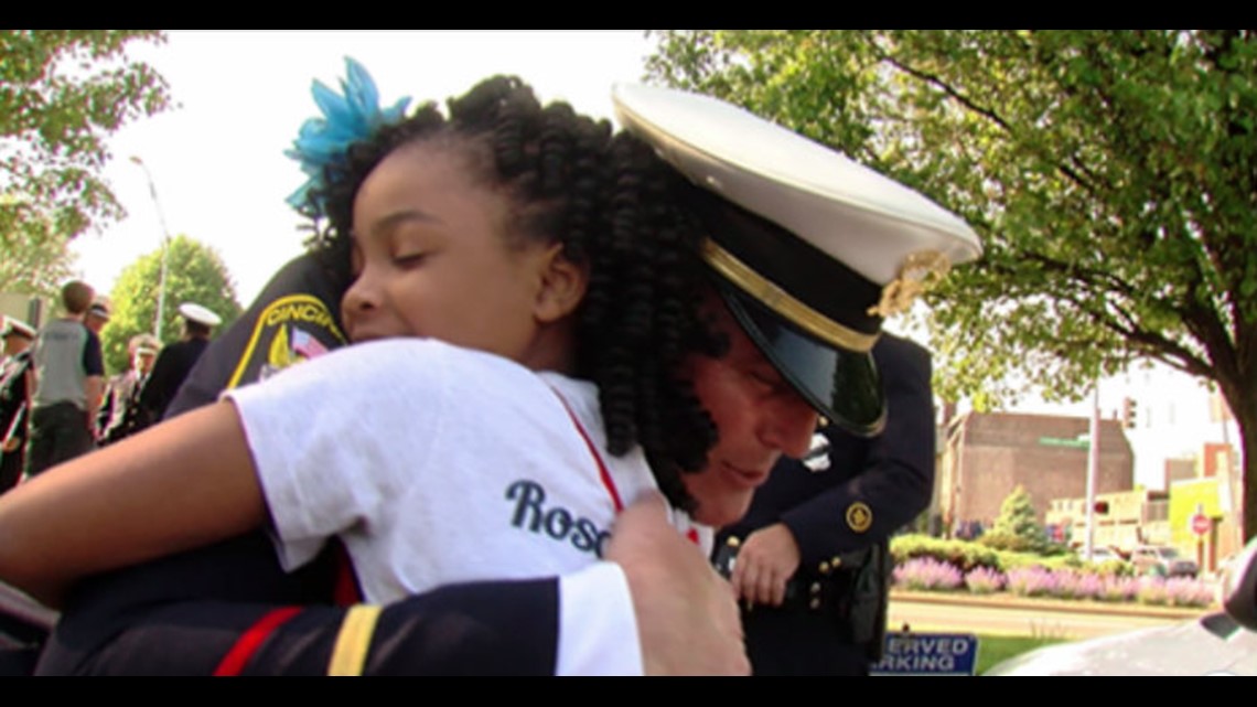8-year-old girl on a mission to hug police officers all across the U.S ...