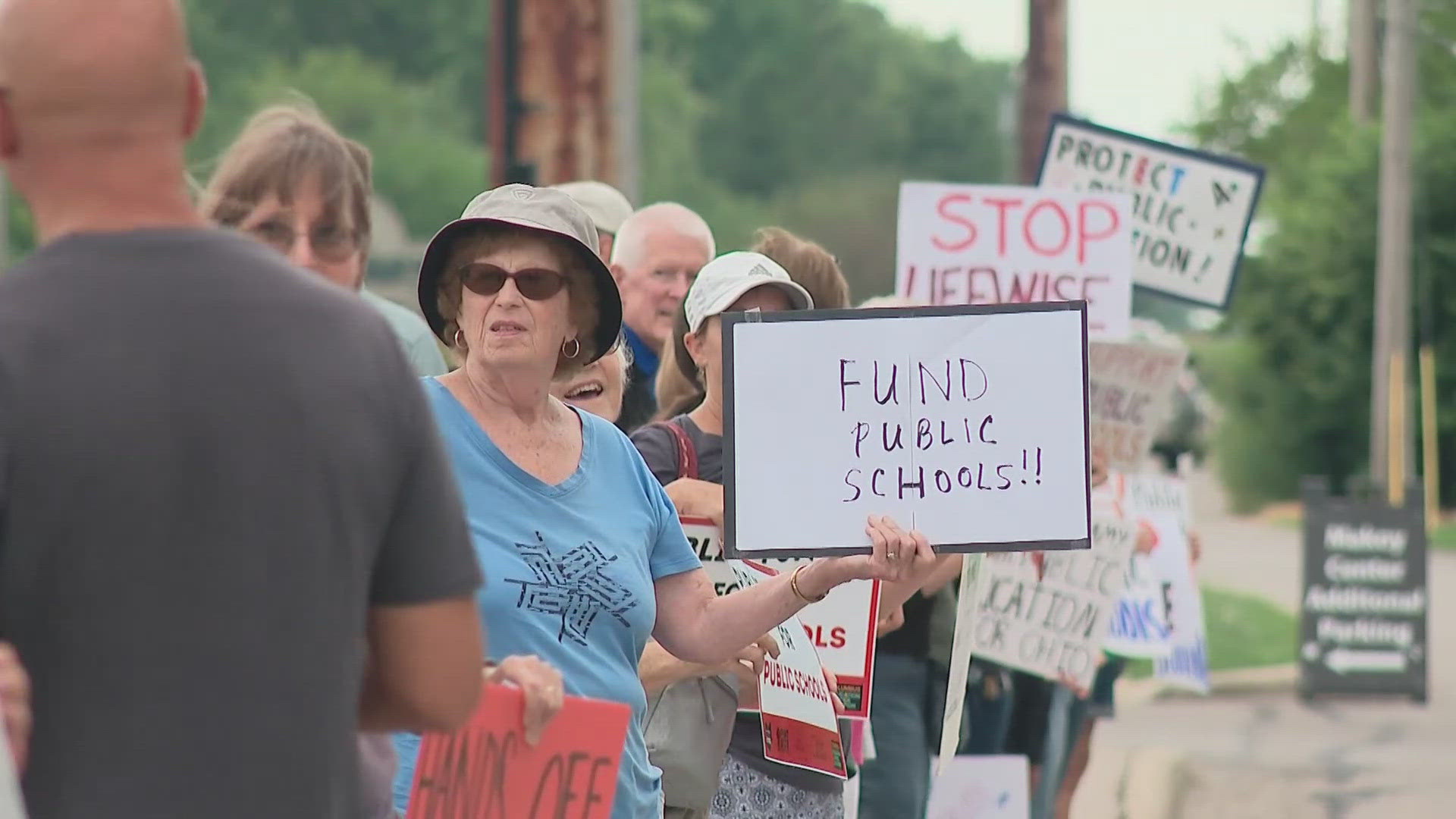 Vivek Ramaswamy speaks on education in Hilliard as protesters rally ...