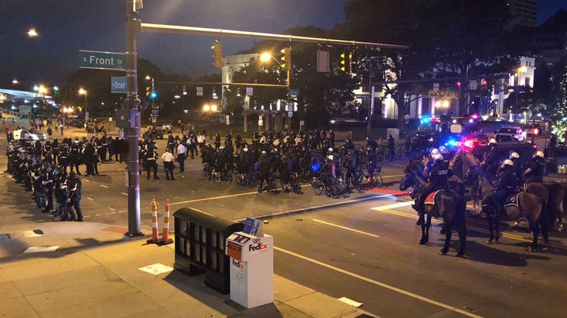 5 arrests, 5 officers injured on second night of protests in downtown ...