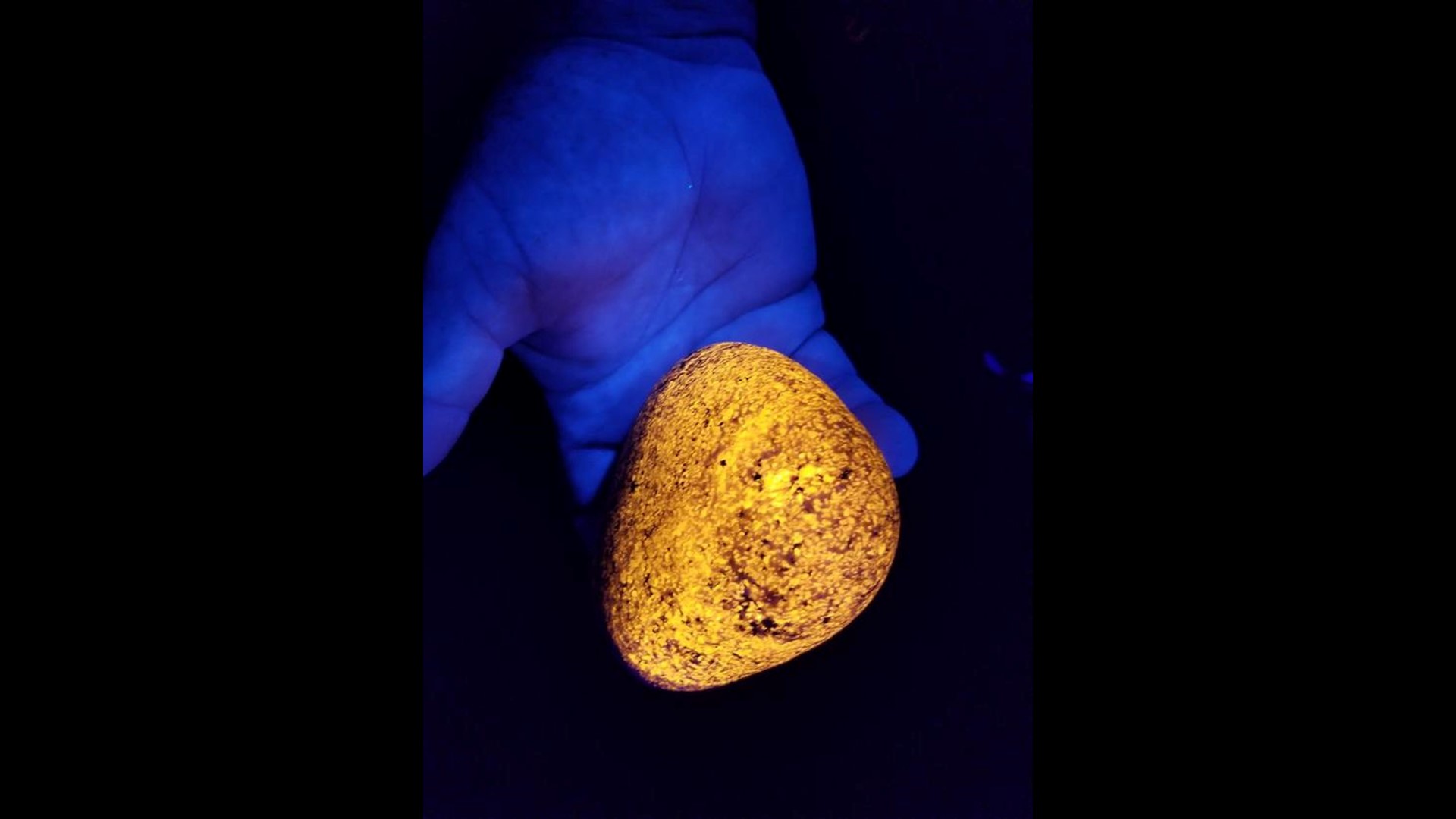 Michigan man discovers glowing, florescent rocks called "Yooperlites ...